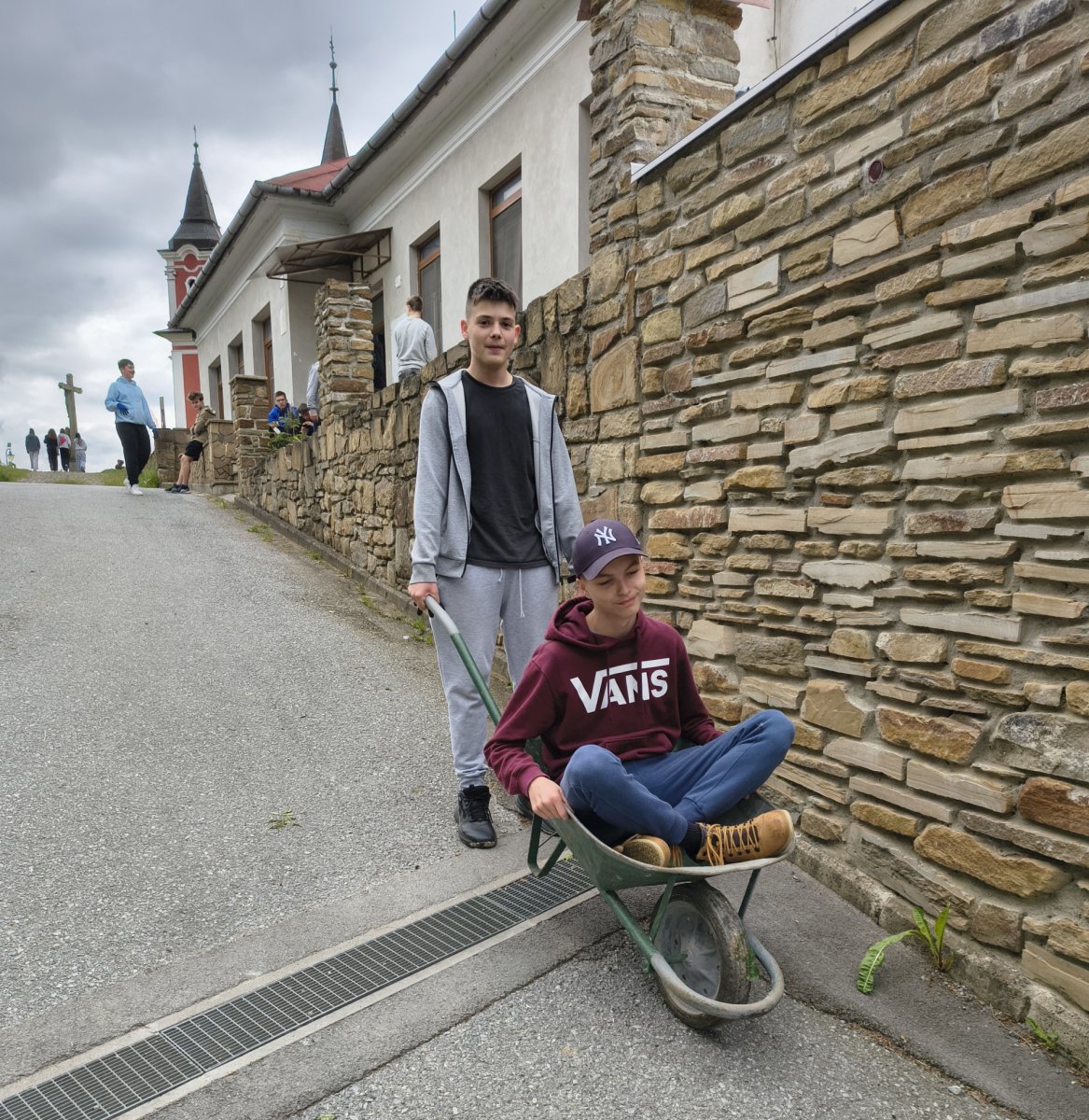 Naši žiaci skrášľovali Kalváriu - Týždeň dobrovoľníctva na SPŠE Prešov ...